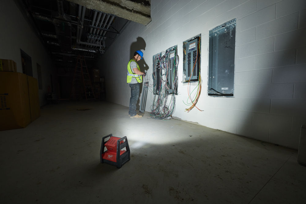 פנס LED להארת שטח | Milwaukee M18 HAL | דלקו כלי עבודה חשמליים